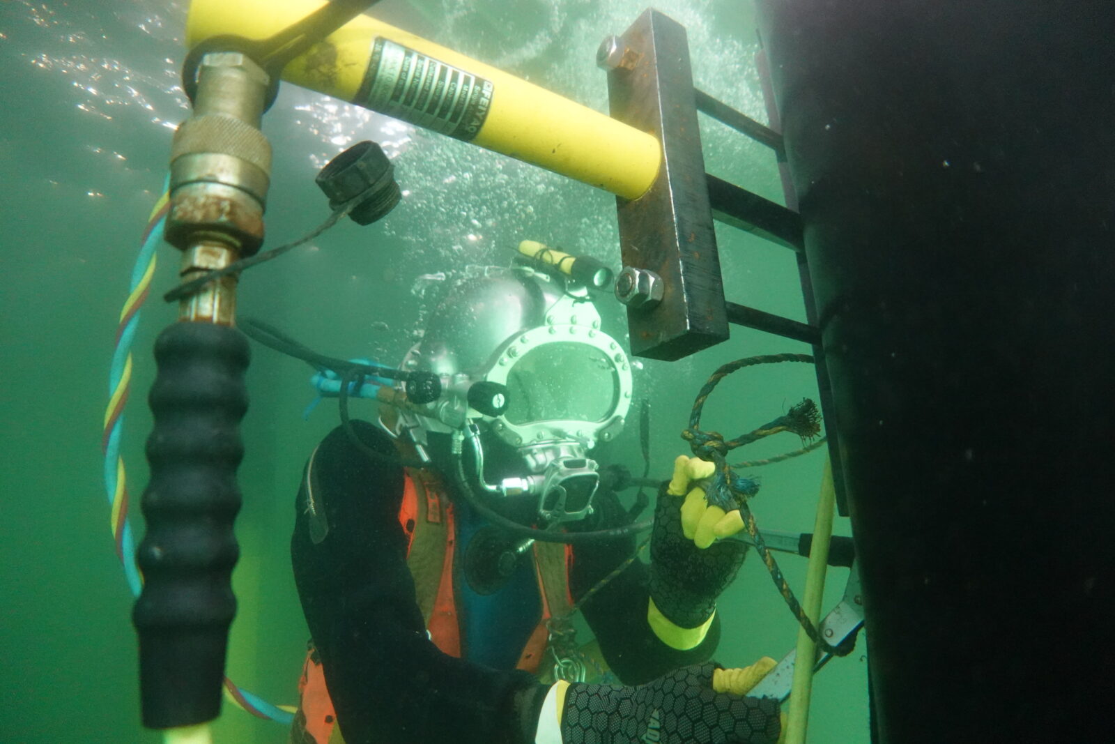 A commercial diver navigates the deep - ADP ReThink Q